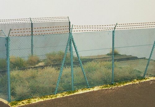 Model scene 48140 High chain fence with barbed wire