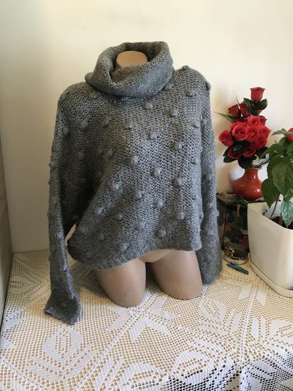 Dilvin knit sivi dzemper sa bombicama M/L