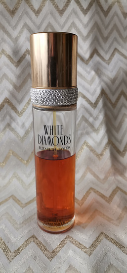 WHITE. DIAMONDS