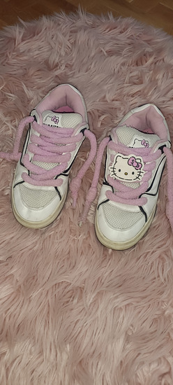 Bershka Maca Kity Sanrio 38