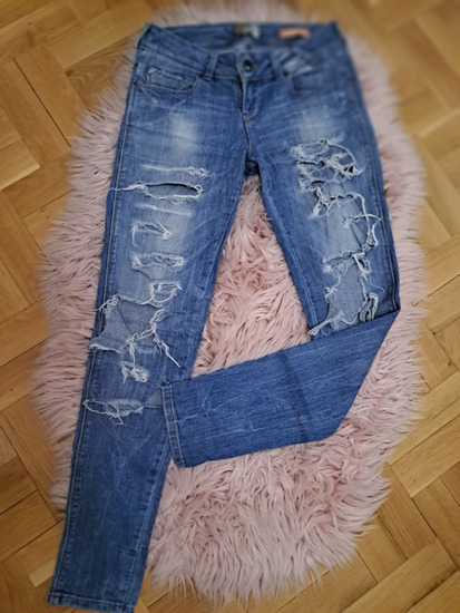 Bershka push up farmerke 38