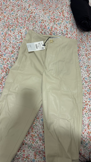nove zara kozne pantalone