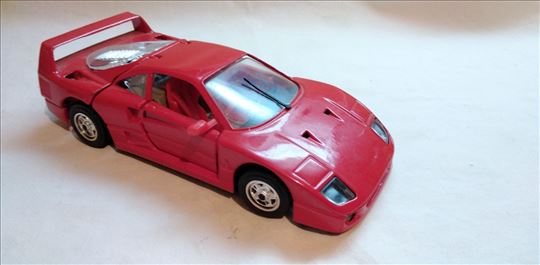 Auto Ferrari F40 razmera 1:24 ,1 tocak nije origi