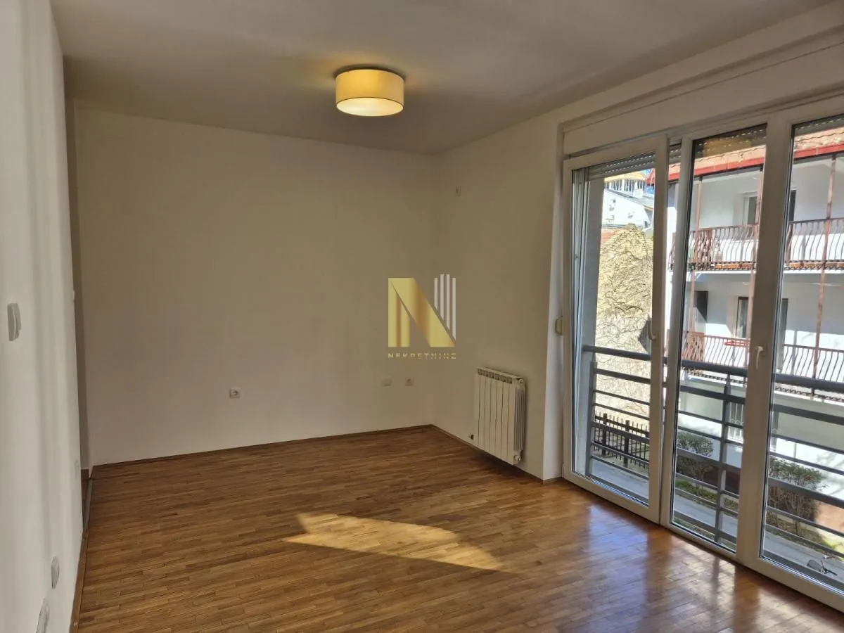 Izdavanje, poslovni prostor, 25m², Centar, Novi Sad