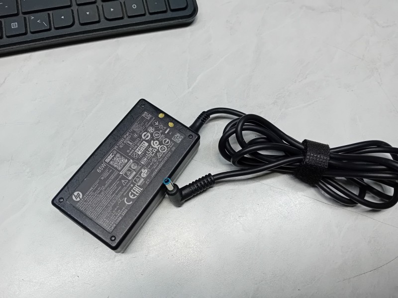 HP 19,5 3,33A plavi konektor sa iglicom,original isprav