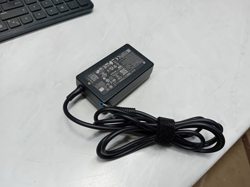 HP 19,5 3,33A plavi konektor sa iglicom,original isprav