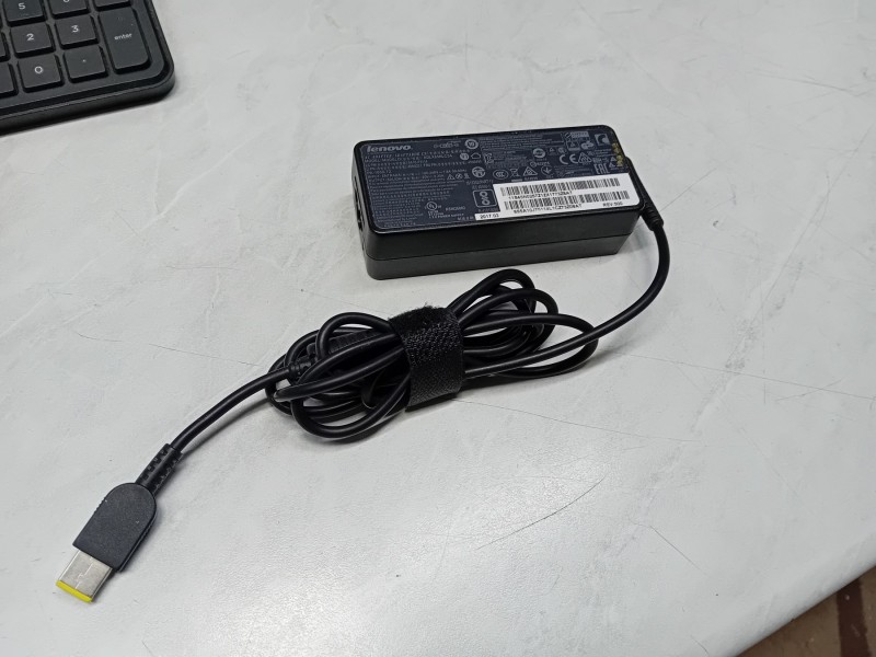 Lenovo Punjac Adapter 20V - 3,25A 65W četvrtasti konek