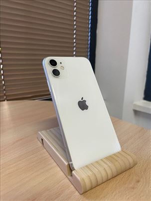 64GB iPhone 11 Beli - 90 dana garancije