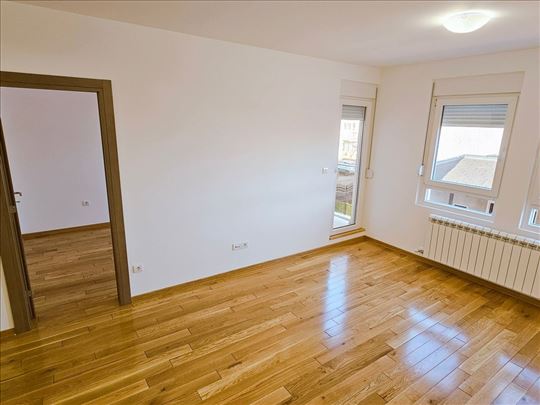 Na podaju poslovni apartman 41m² Batajnica useljiv