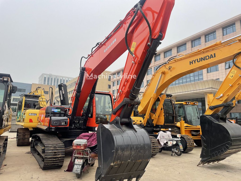 Doosan DX225 bager guseničar