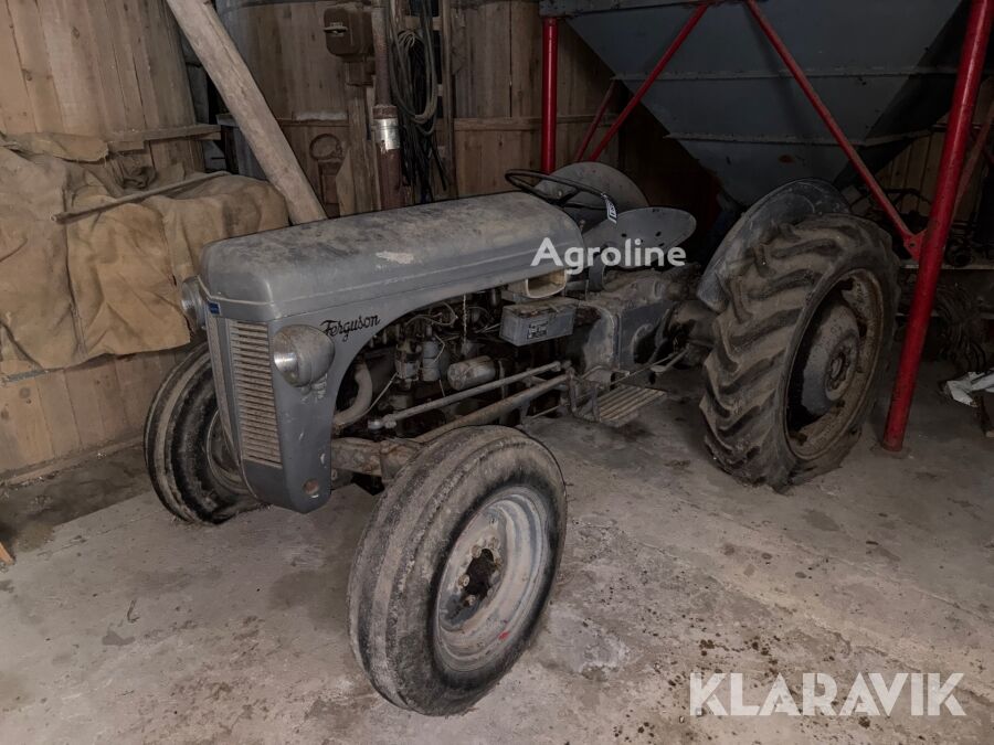 Prodaje se Veterantraktor Ferguson traktor točkaš na aukciji