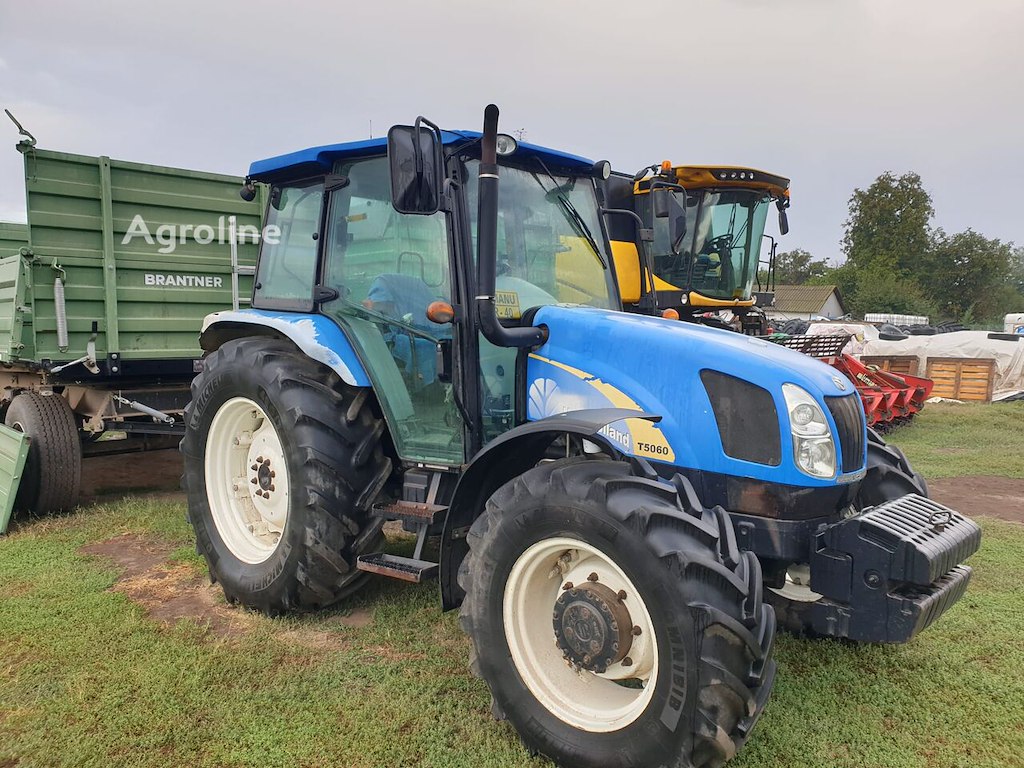 New Holland T5060 (8700Std.) traktor točkaš