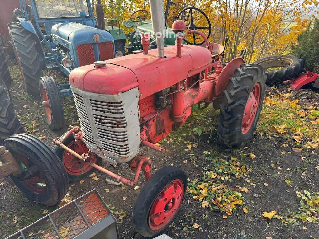 Prodaje se Farmall mini traktor na aukciji