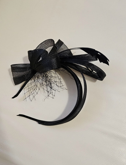 Fascinator loop sa detaljima od pravog perja, novo