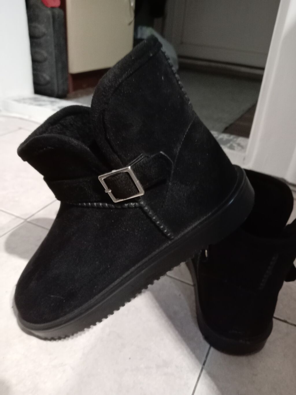 Crne ženske zimske čizme/ankle boots Lussi. - Materijal: meki