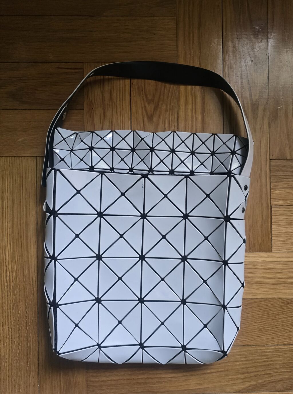 Bao Bao Issey Miyake Prism Matte bag. Prelepa torba, koja se sama