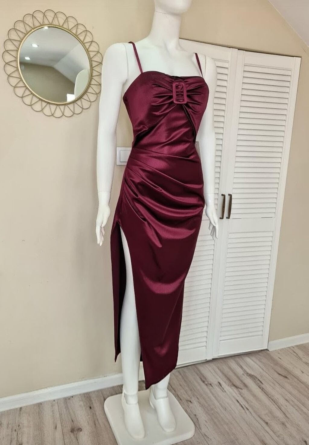 Elegantna satenska haljina u boji bordo vina. - Model: midi dužina