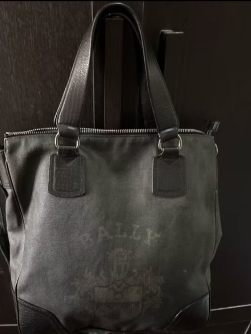 BALLY shopping tote bag, jako jako velika. Ima kožne ručke i ćoškove