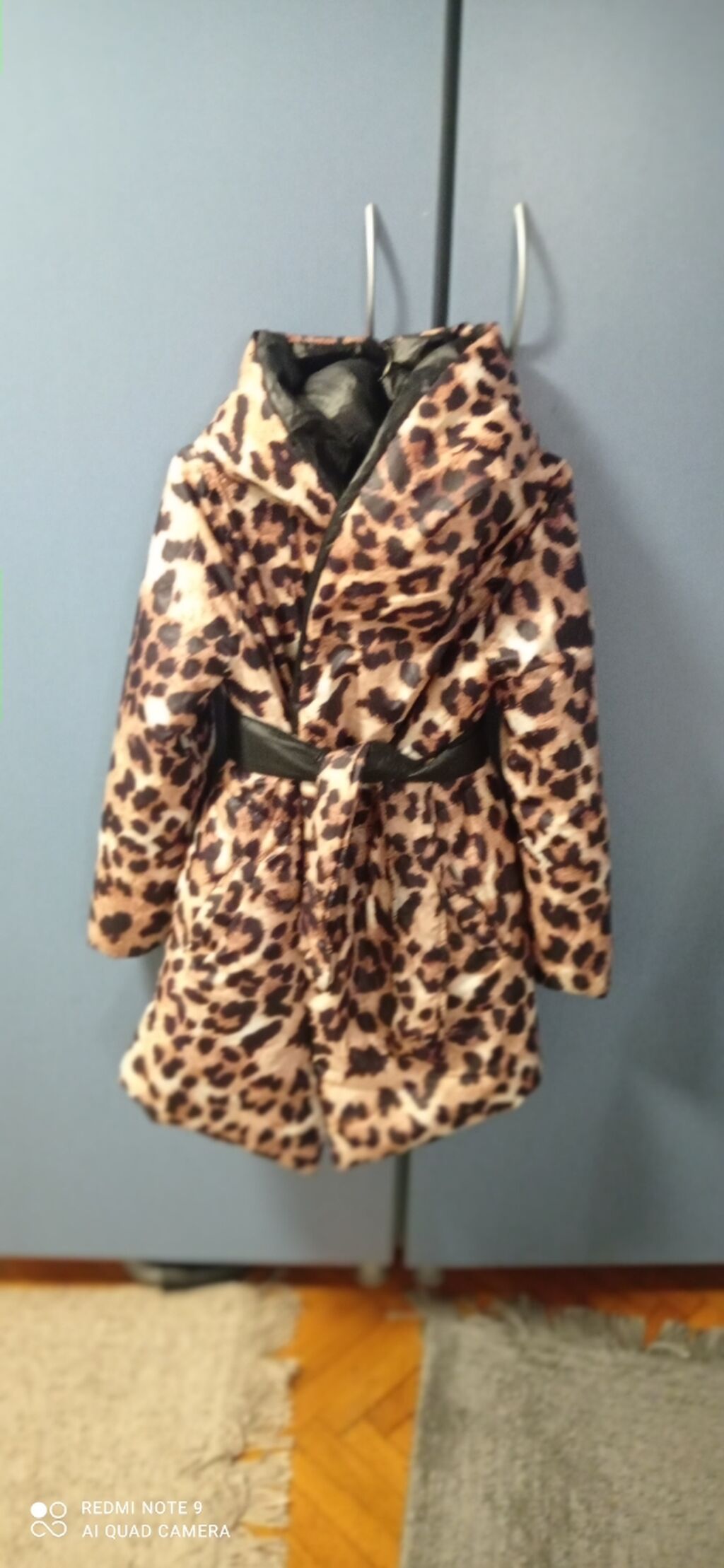 Ženska zimska jakna sa leopard printom i kapuljacom   - Model: Topla