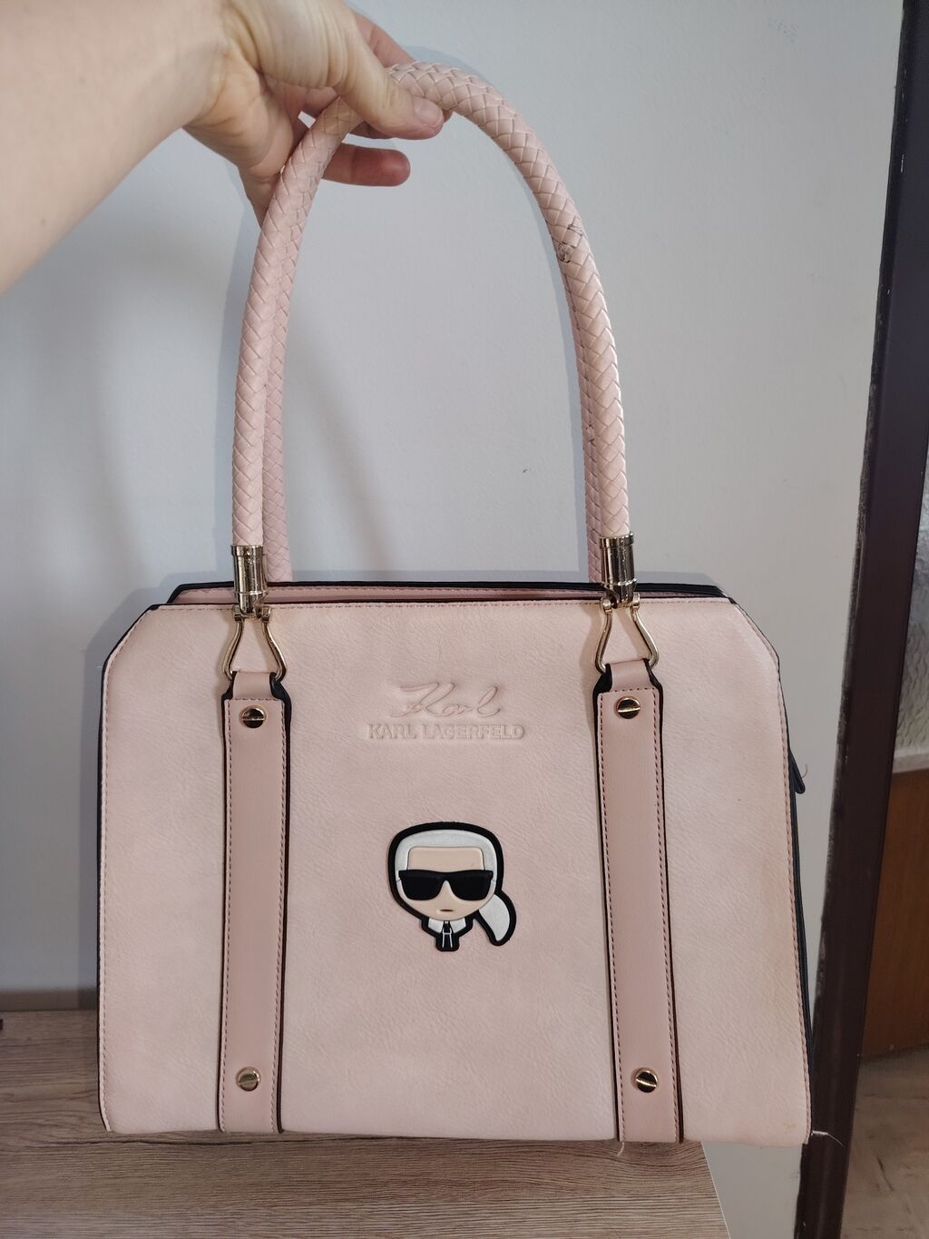 Karl Lagerfeld torba – pastelno roze, sa prepoznatljivim K/Ikonik
