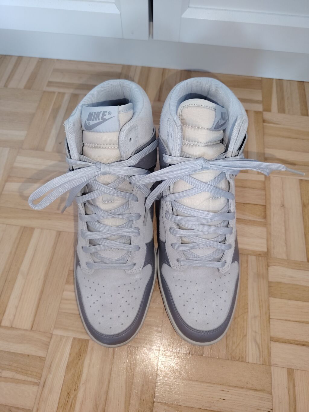 Nike patike – model visokog profila (high‑top), linija u stilu Dunk