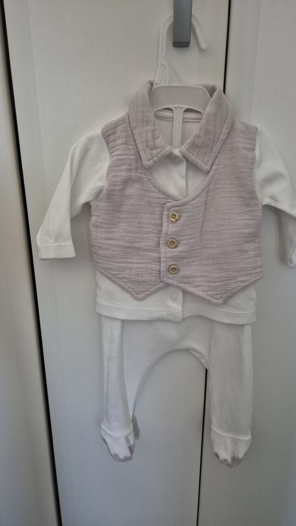 Elegantna kompletić za bebu – 3 dela - Prsluk u svetlolila/sivoj