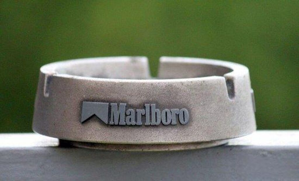 MARLBORO, masivna metalna pepeljara. Masivna, metalma Malboro