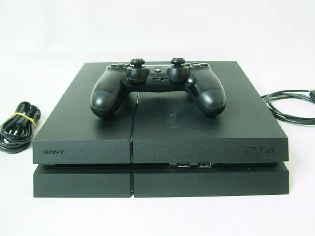 U ponudi Sony Playstation 4 sa naslova. Konzola je novija fat