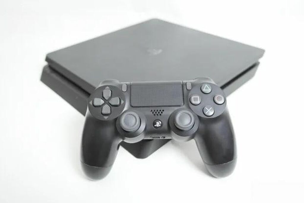 U ponudi Sony Playstation 4 sa naslova. Konzola je kao NOVA! Čipovana