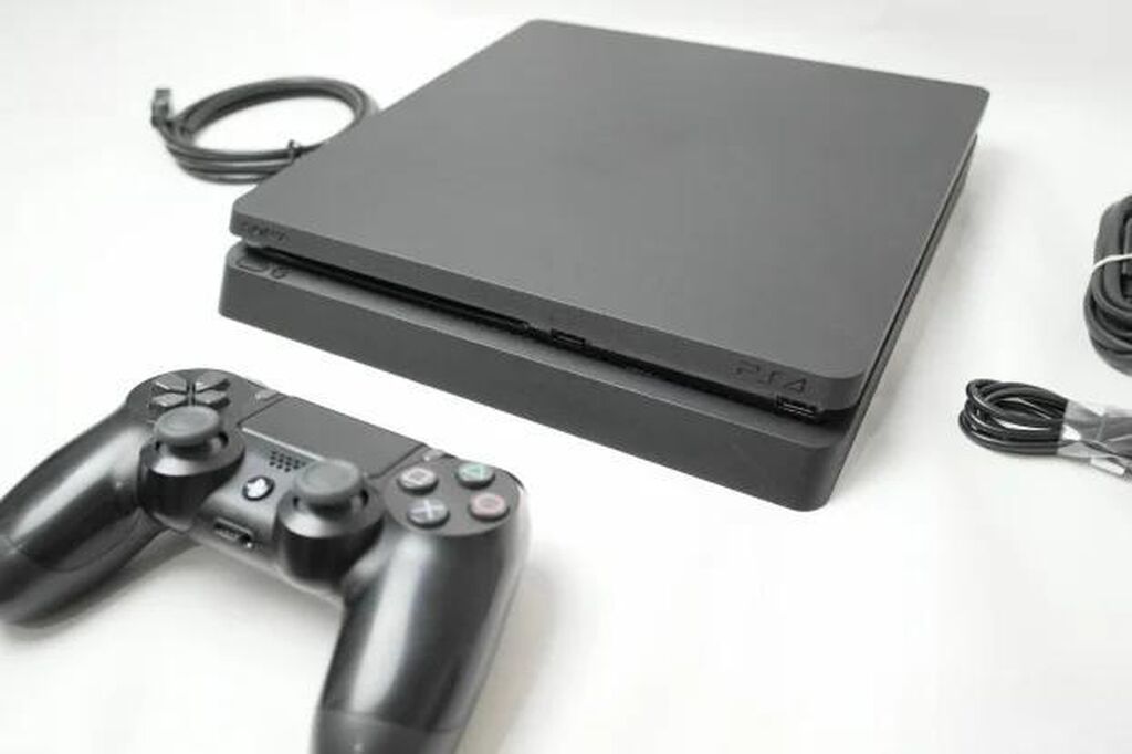 U ponudi Sony Playstation 4. Konzola je SLIM model, odlično očuvana