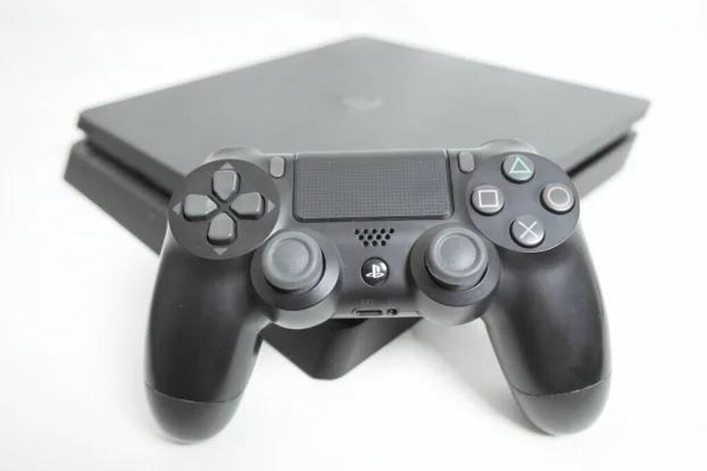 U ponudi Sony Playstation 4. Konzola je SLIM model, odlično očuvana