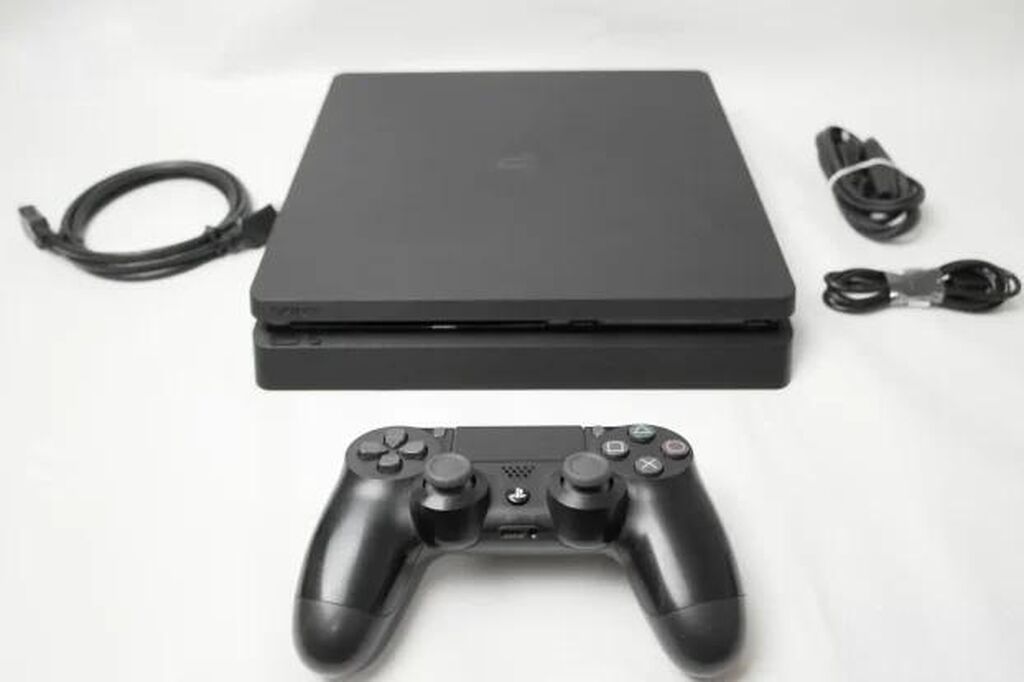 U ponudi Sony Playstation 4. Konzola je SLIM model, odlično očuvana sa