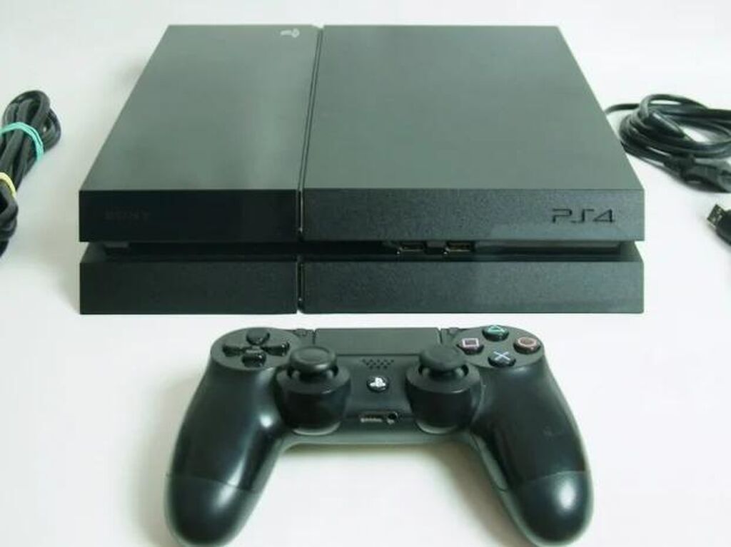 U ponudi Sony Playstation 4 sa naslova. Konzola je novija fat