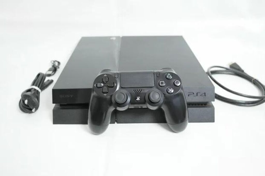 U ponudi Sony Playstation 4 sa naslova. Konzola je novija fat