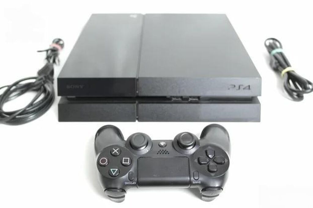 U ponudi Sony Playstation 4 sa naslova. Konzola je novija fat