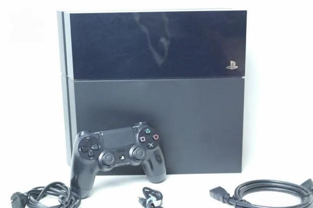 U ponudi Sony Playstation 4 sa naslova. Konzola je čipovana najnovijim