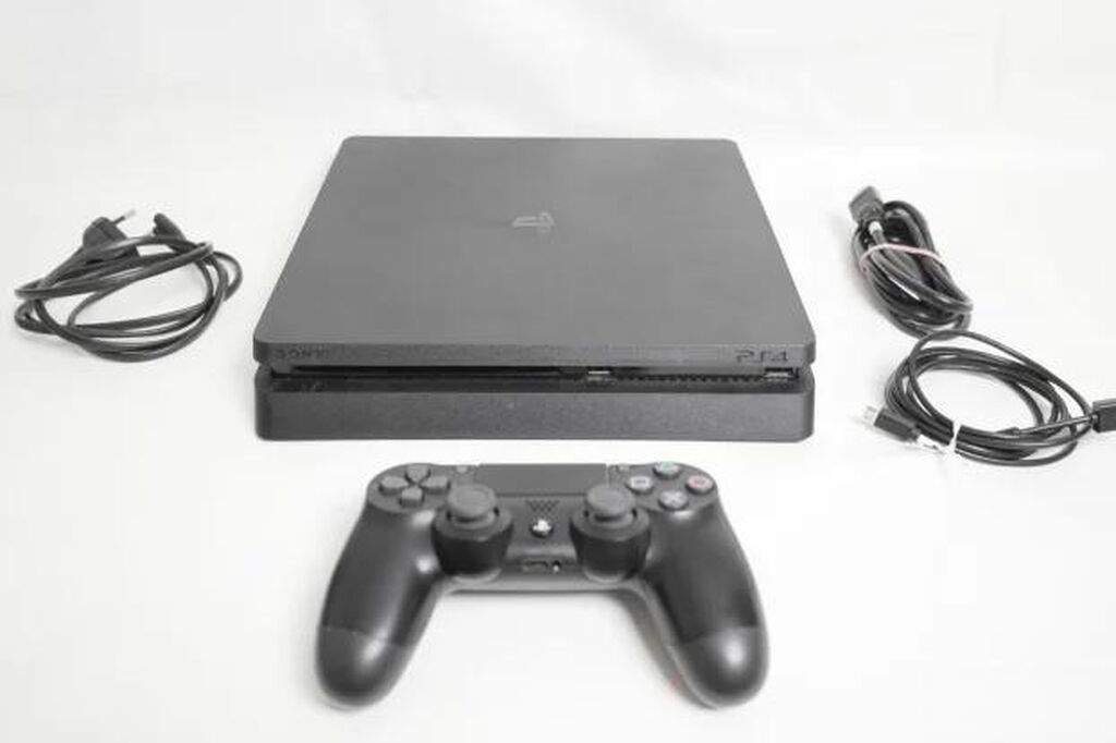 U ponudi je Sony PlayStation 4. Konzola je najnoviji SLIM model