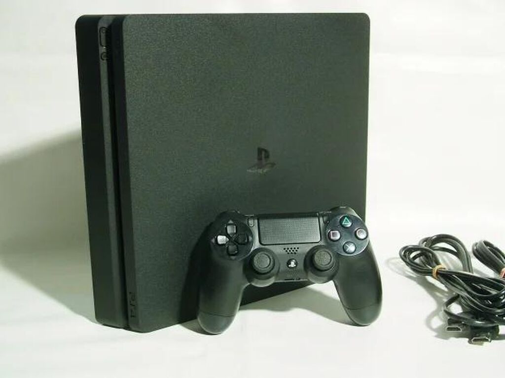 U ponudi je Sony PlayStation 4. Konzola je najnoviji SLIM model