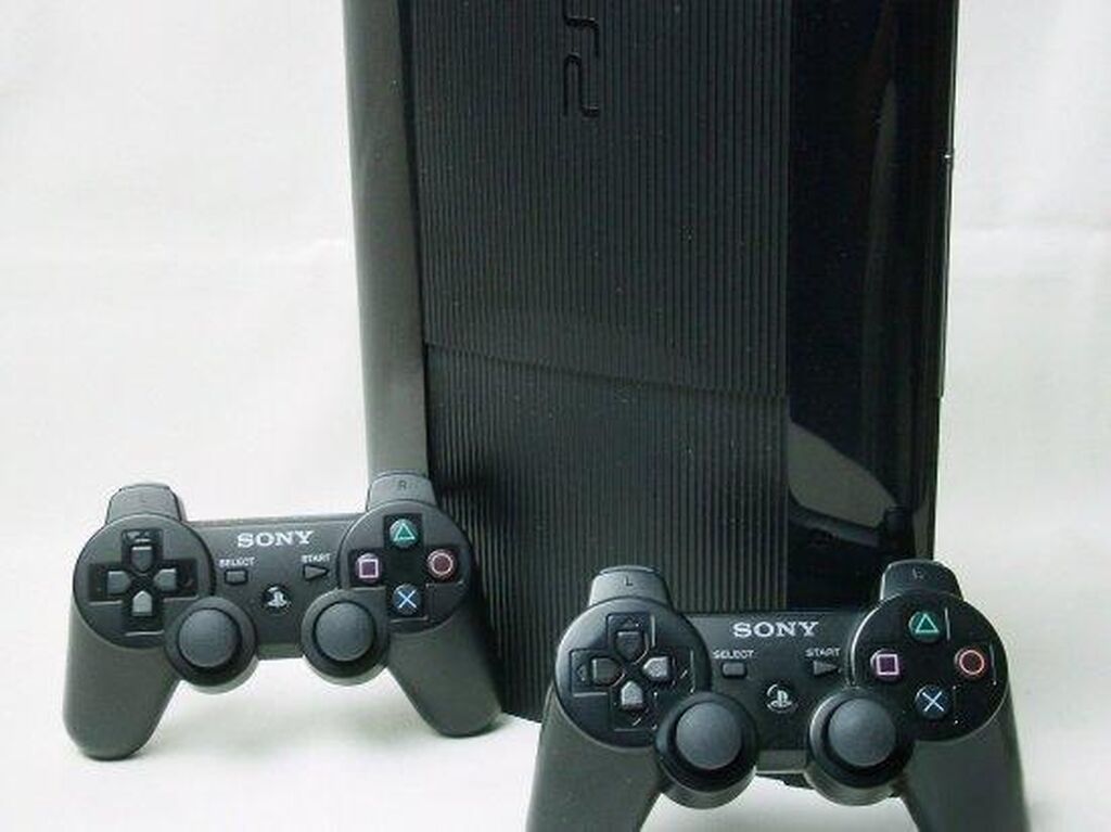 U ponudi je PlayStation 3 Super Slim konzola sa naslova. Stanje