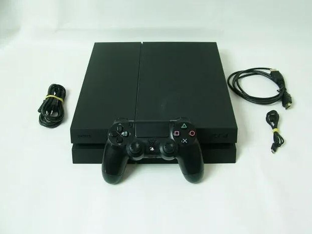 U ponudi je Sony PlayStation 4 (Fat) sa naslova. Stanje: konzola i