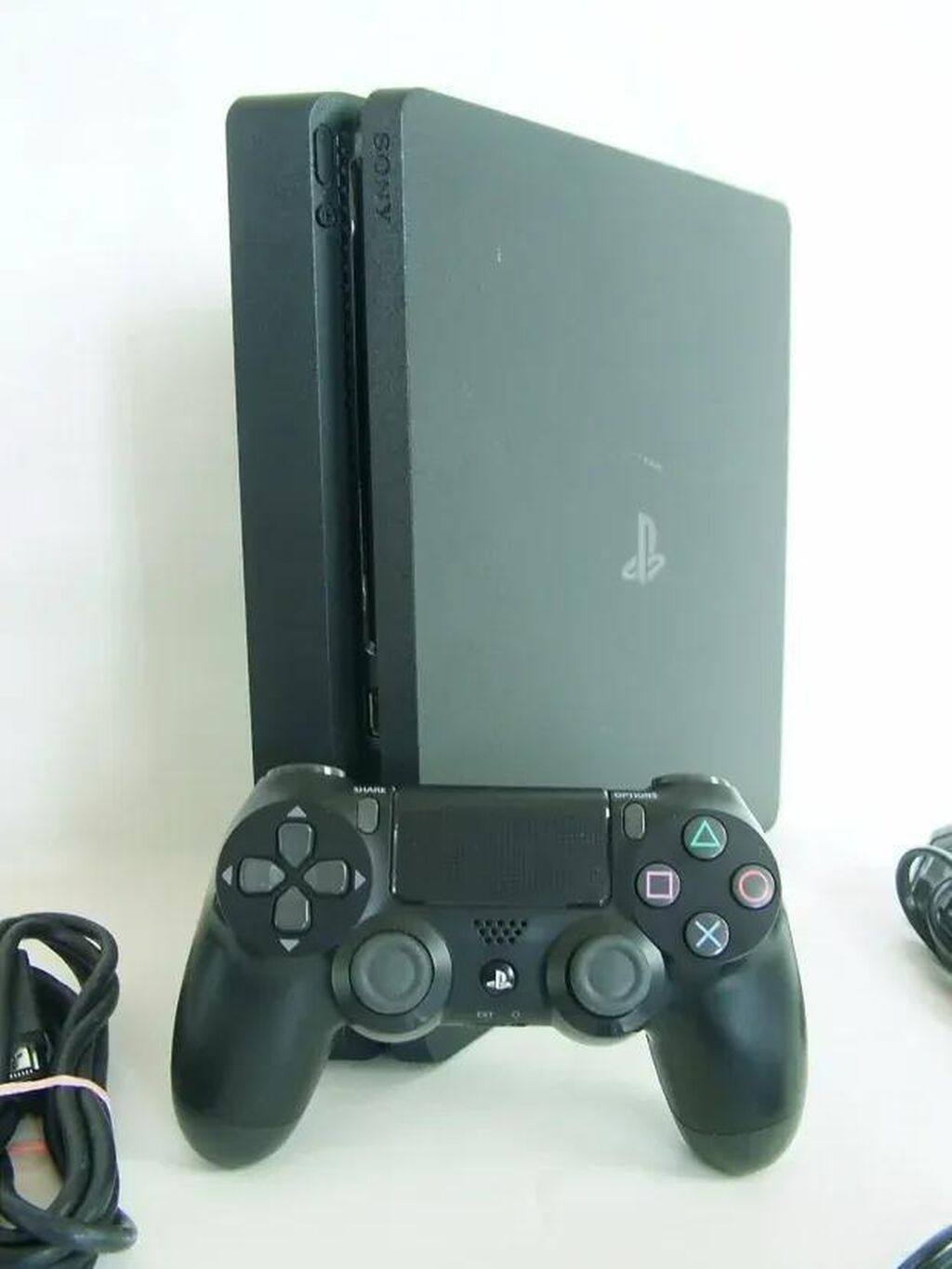 U ponudi je Sony PlayStation 4. Konzola je najnoviji SLIM model