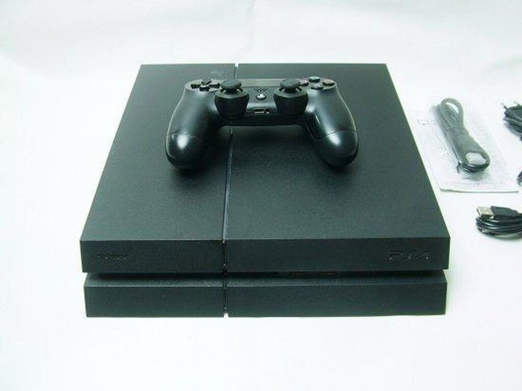 U ponudi je Sony PlayStation 4 (Fat) 1TB sa naslova. Stanje