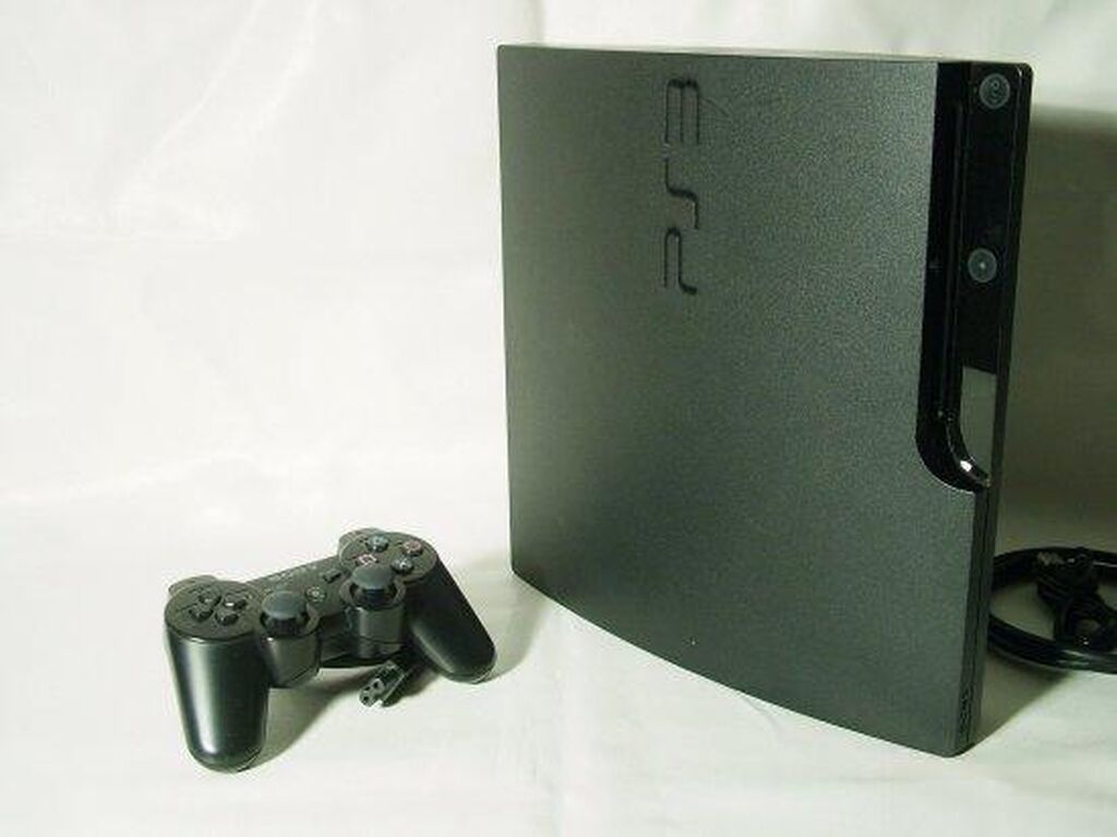 U ponude Sony Playstation 3 sa naslova. Konzola je lepo očuvana, radno