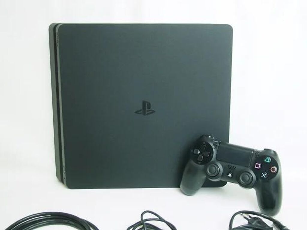 U ponudi je Sony PlayStation 4 Slim (najnoviji Slim model). Konzola je