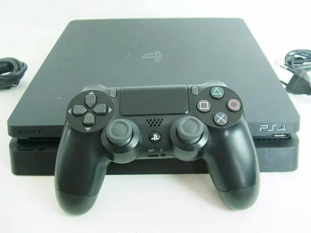 U ponudi je Sony PlayStation 4 Slim. Konzola je odlično očuvana