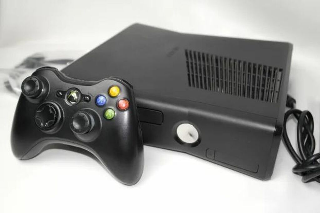 U ponudi XBOX 360. Konzola je vrlo korektno očuvana sa malim znakovima