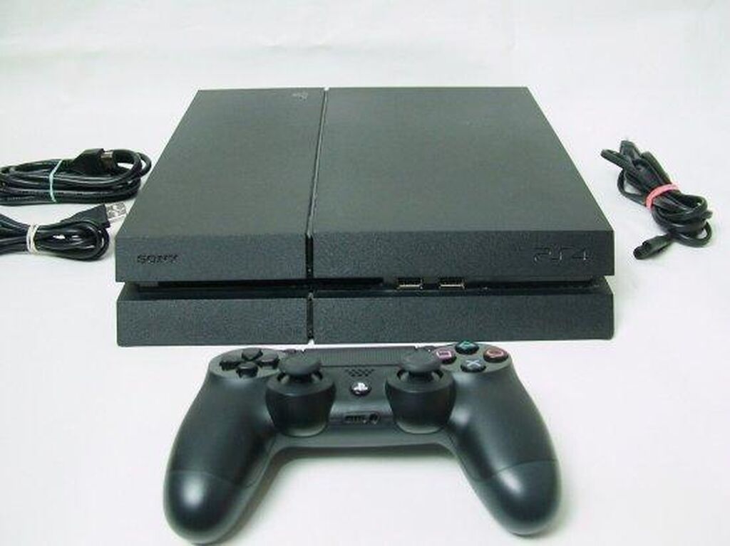 U ponudi je Sony PlayStation 4 (FAT) sa naslova. Konzola je fabrička