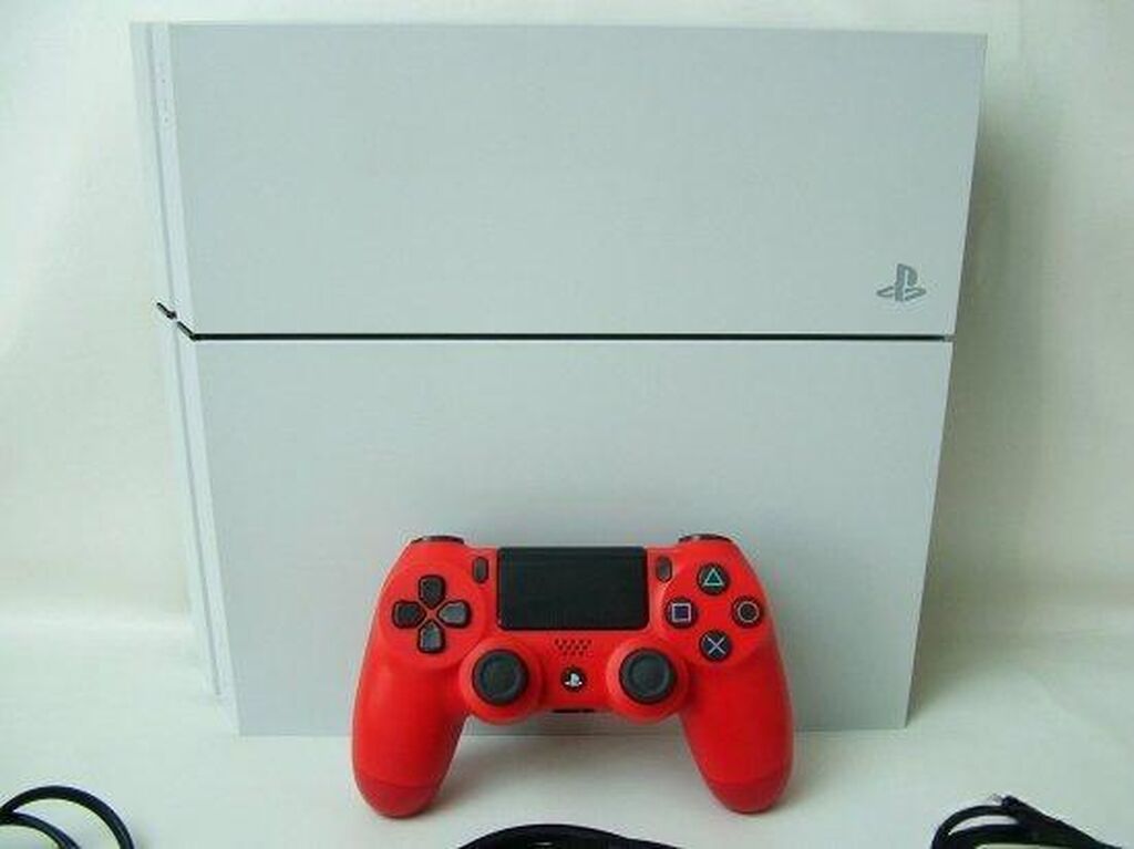 U ponudi je Sony PlayStation 4 (FAT) sa naslova. Konzola je novija FAT