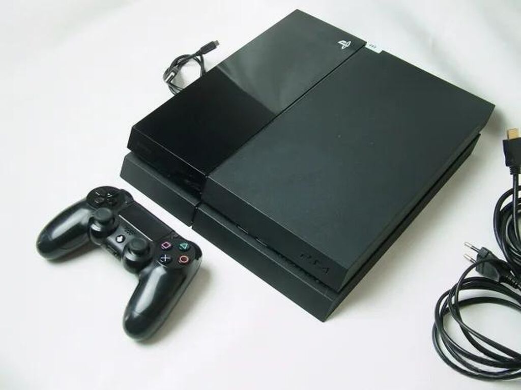 Sony PlayStation 4 (fat, novija generacija), servisirana i korektno