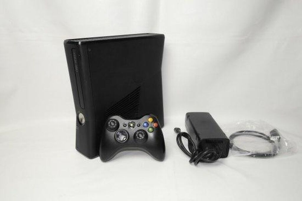 Xbox 360 Slim, korektno očuvana i potpuno ispravna. HDD 250 GB sa 30